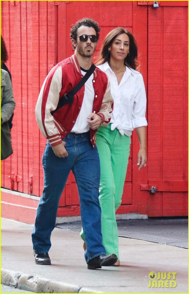 Kevin Jonas & Wife Danielle Jonas Go Shopping in Manhattan | Photo ...