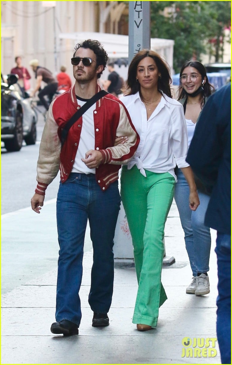 Kevin Jonas & Wife Danielle Jonas Go Shopping in Manhattan | Photo ...