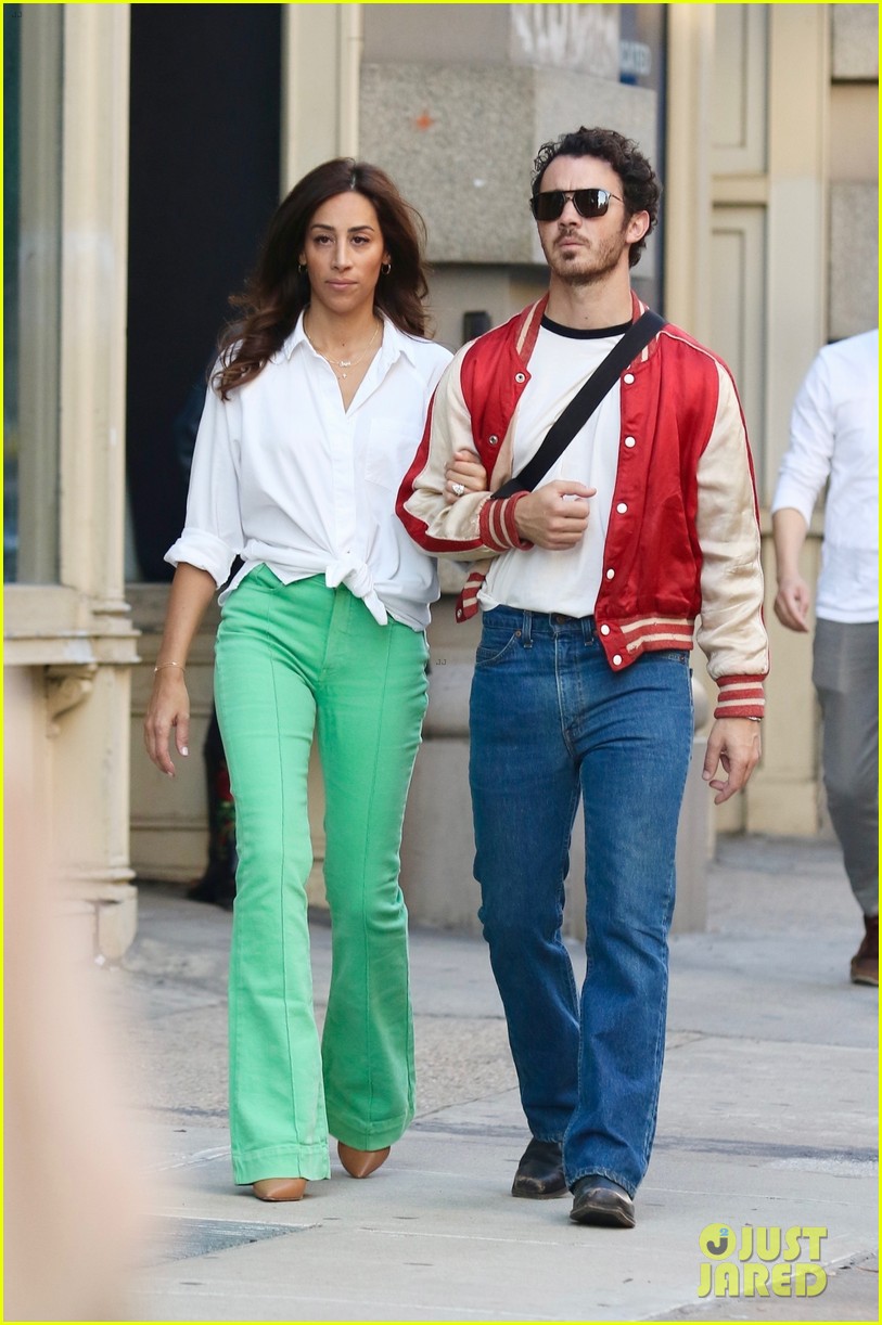 Kevin Jonas & Wife Danielle Jonas Go Shopping in Manhattan | Photo ...