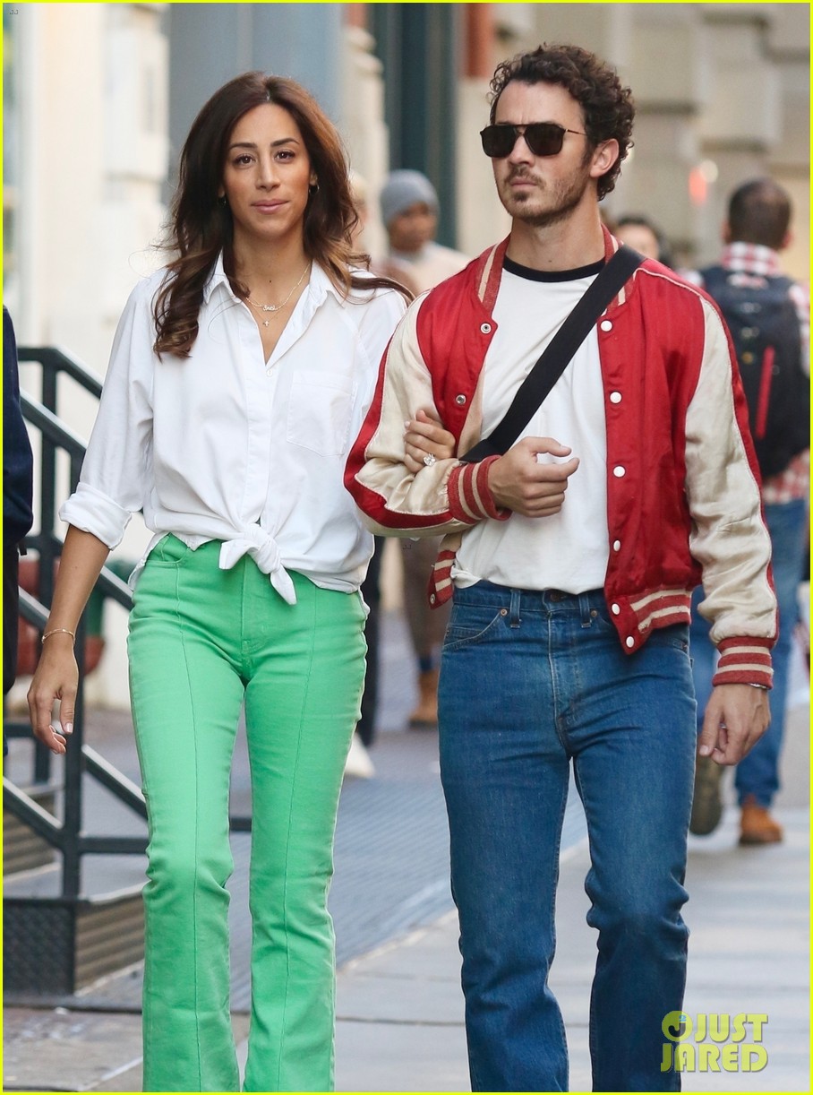 Kevin Jonas & Wife Danielle Jonas Go Shopping in Manhattan | Photo ...