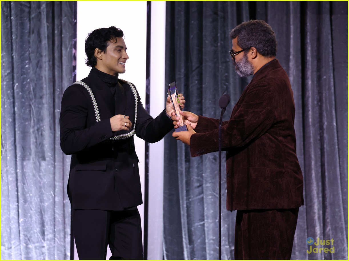 Jenna Ortega Honored With Rising Star Award, Presented by 'Wednesday ...