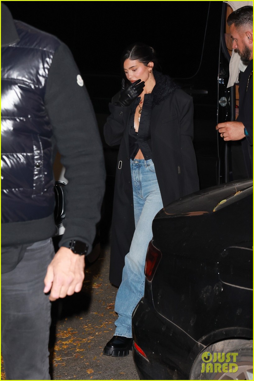 Kendall Jenner Steps Out For A Lunch Date With Sister Kylie In New York