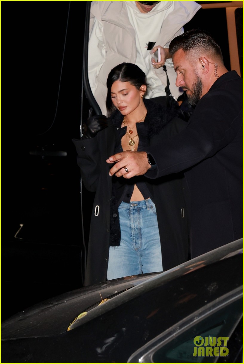 Kendall Jenner Steps Out For A Lunch Date With Sister Kylie in New York ...