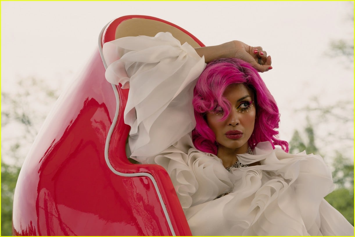 Sarah Hyland & Adam Devine Reunite In 'Pitch Perfect: Bumper In Berlin ...