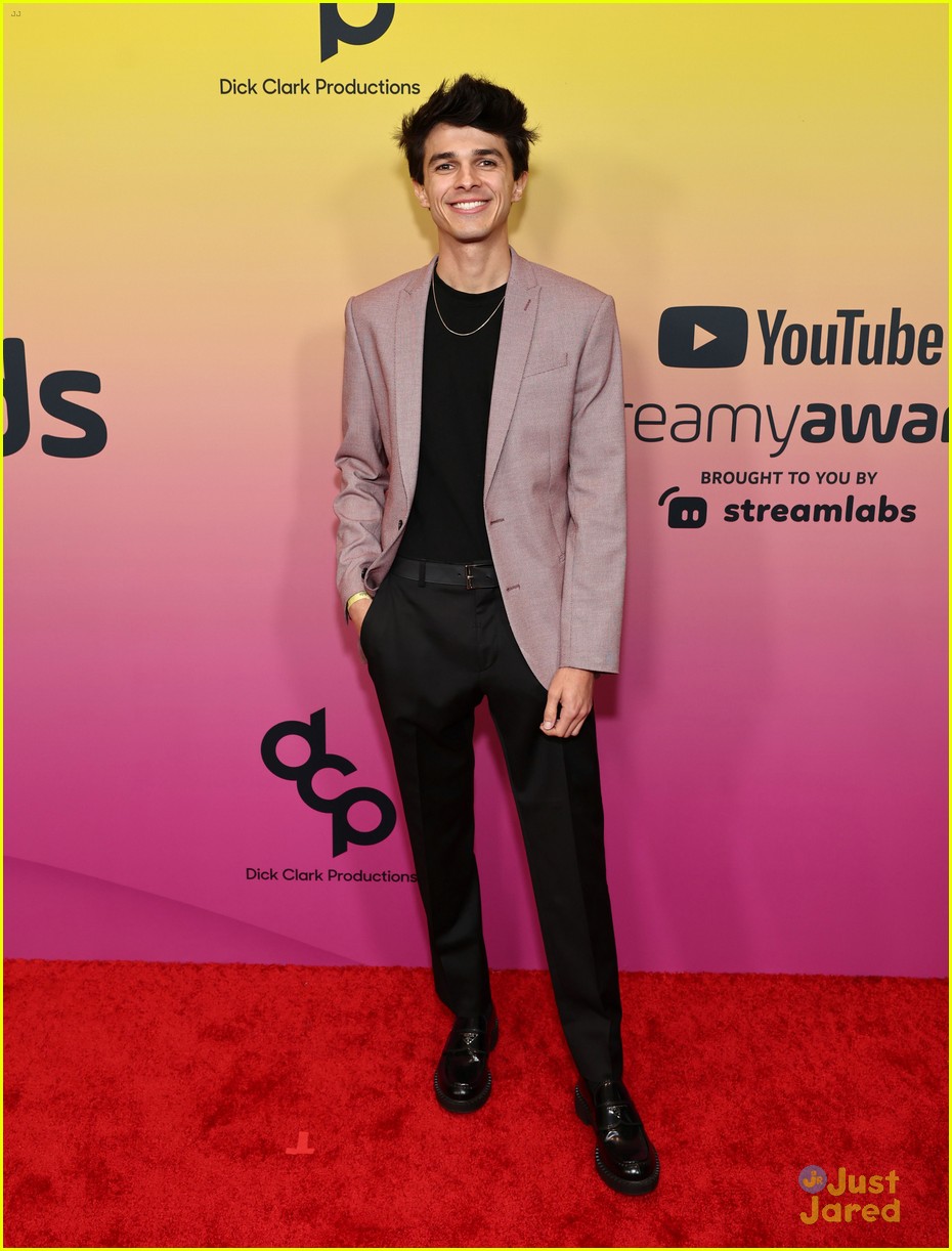 Charli D'Amelio Among Winners at YouTube Streamy Awards 2022 | Photo ...