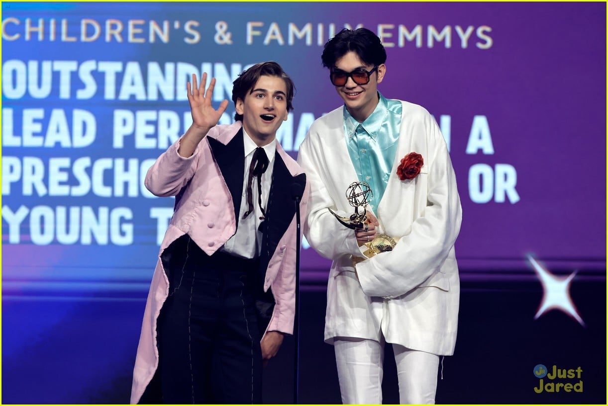 Full Sized Photo of heartstopper wins big at childrens family emmy ...