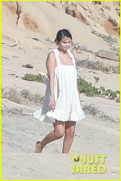 Selena Gomez & BFF Nicola Peltz Share Big Hug During Beach Day in Cabo ...