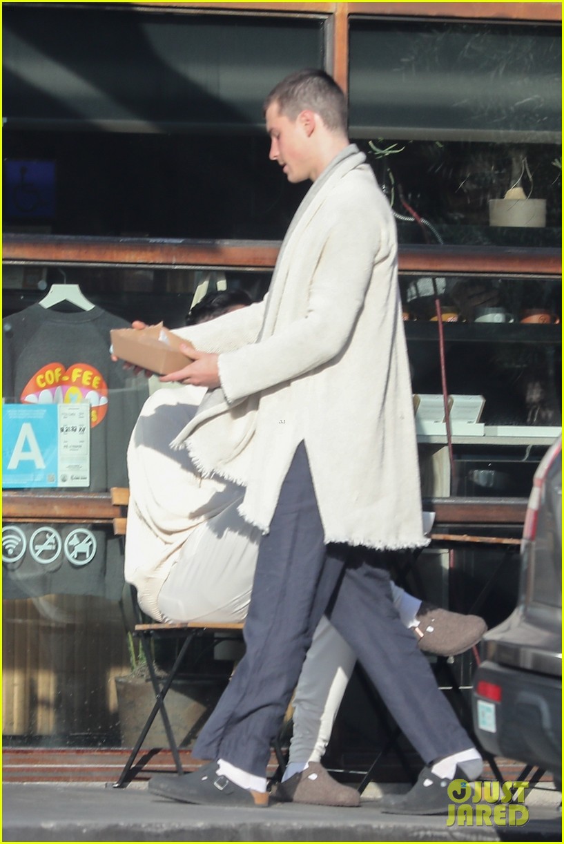 Shawn Mendes Steps Out for Breakfast With Freshly Buzzed Head | Photo ...