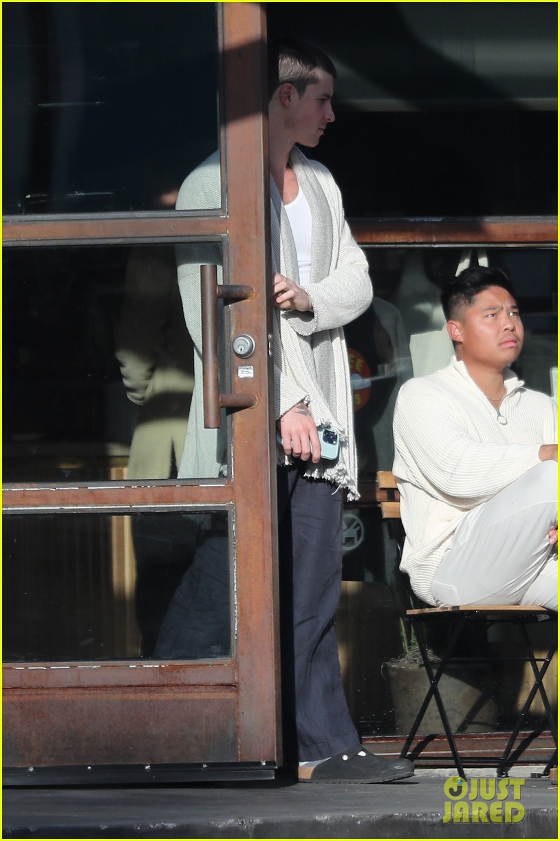 Shawn Mendes Steps Out for Breakfast With Freshly Buzzed Head | Photo ...