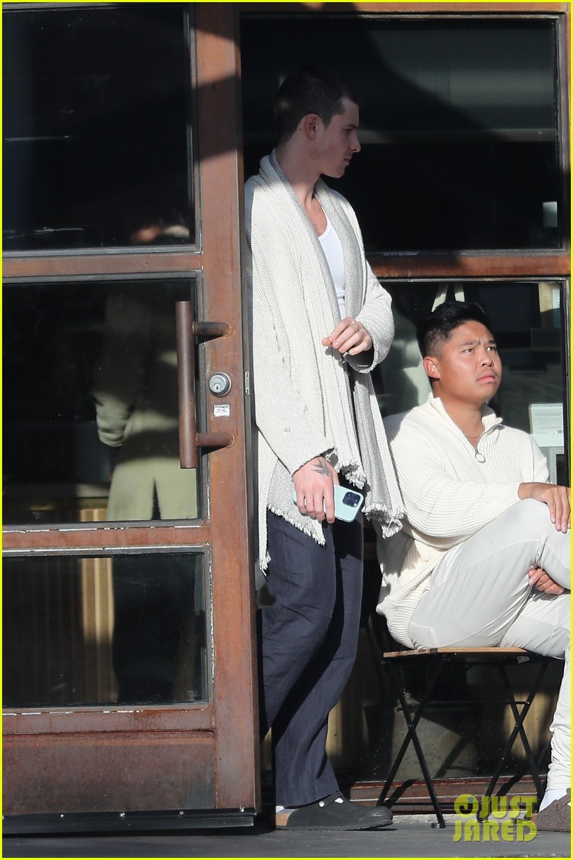 Shawn Mendes Steps Out for Breakfast With Freshly Buzzed Head | Photo ...