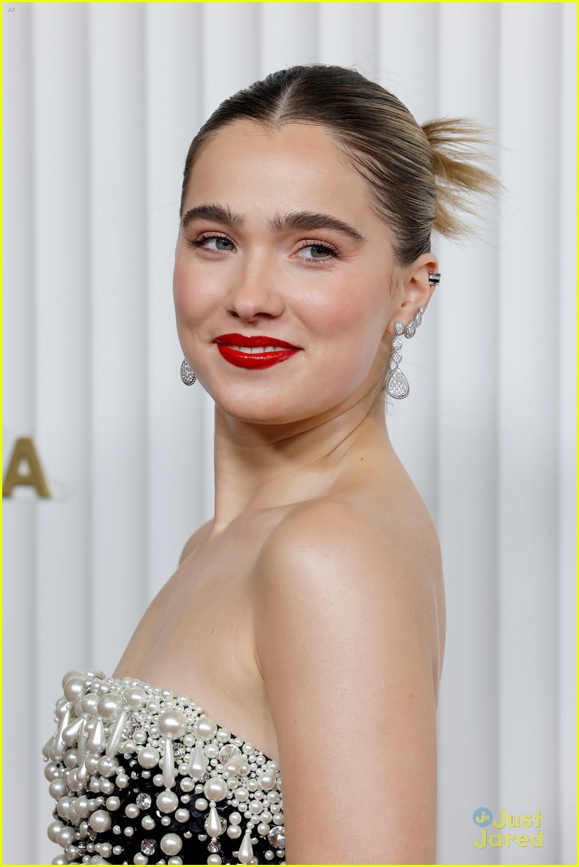 SAG Ambassadors Haley Lu Richardson & Antonia Gentry Hold Hands While ...