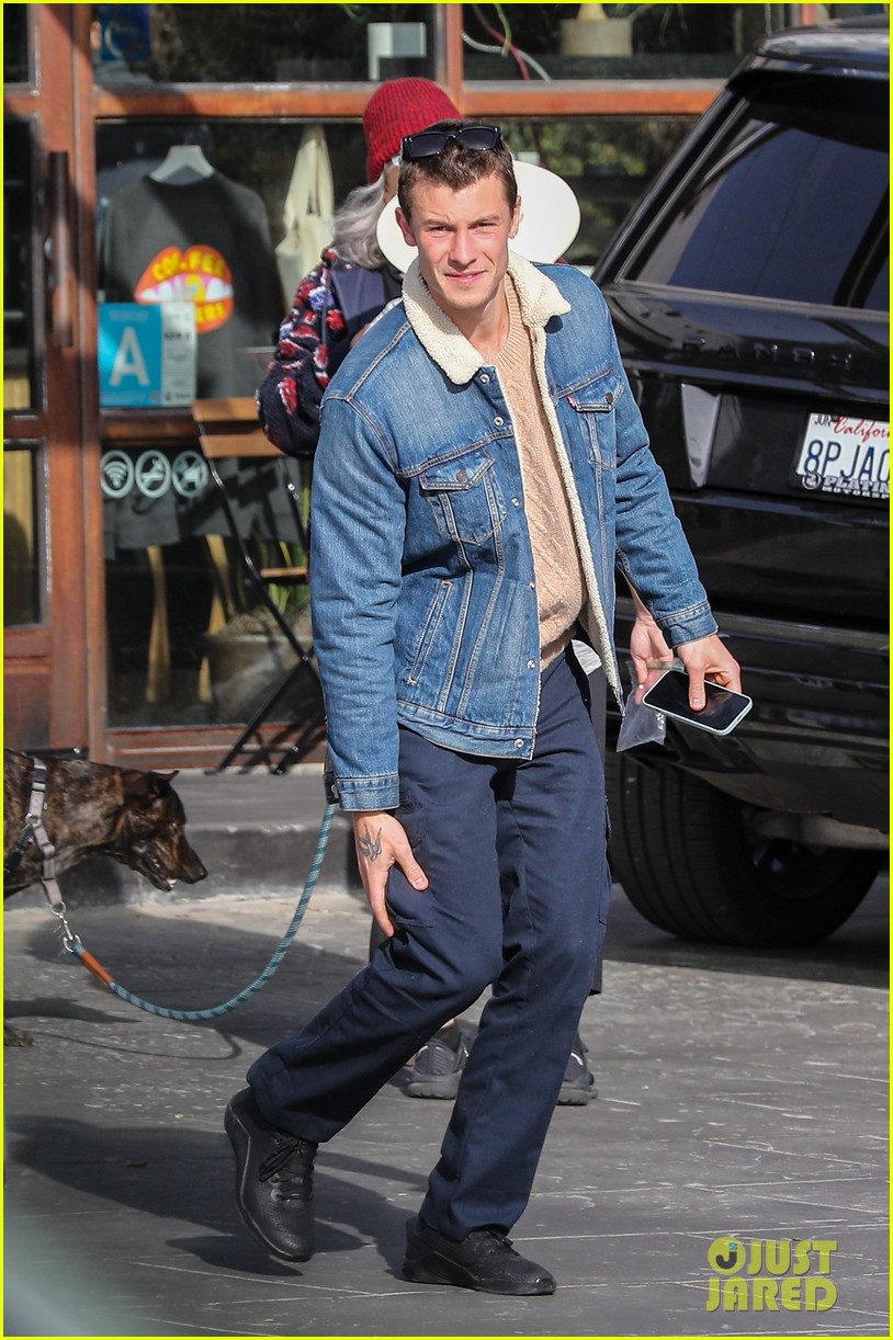 Shawn Mendes Meets Up with Friends for Coffee in Los Angeles | Photo ...