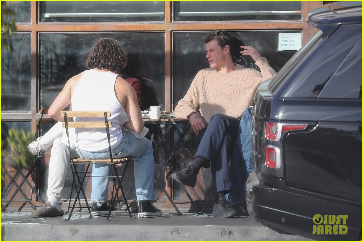 Shawn Mendes Meets Up with Friends for Coffee in Los Angeles | Photo ...