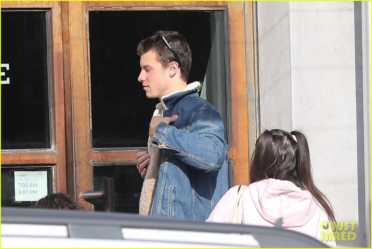 Shawn Mendes Meets Up with Friends for Coffee in Los Angeles | Photo ...