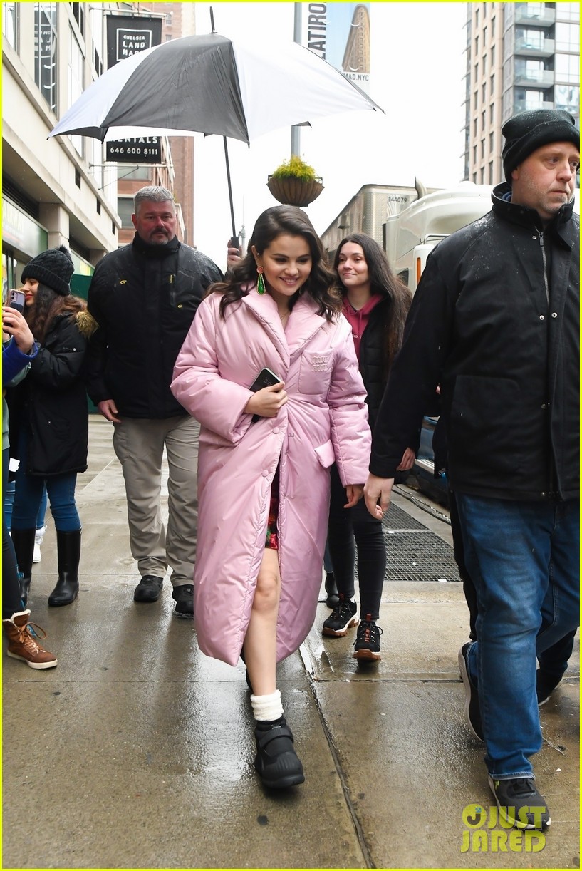 Selena Gomez Stops For Selfies With Fans During Rainy Day in NYC ...