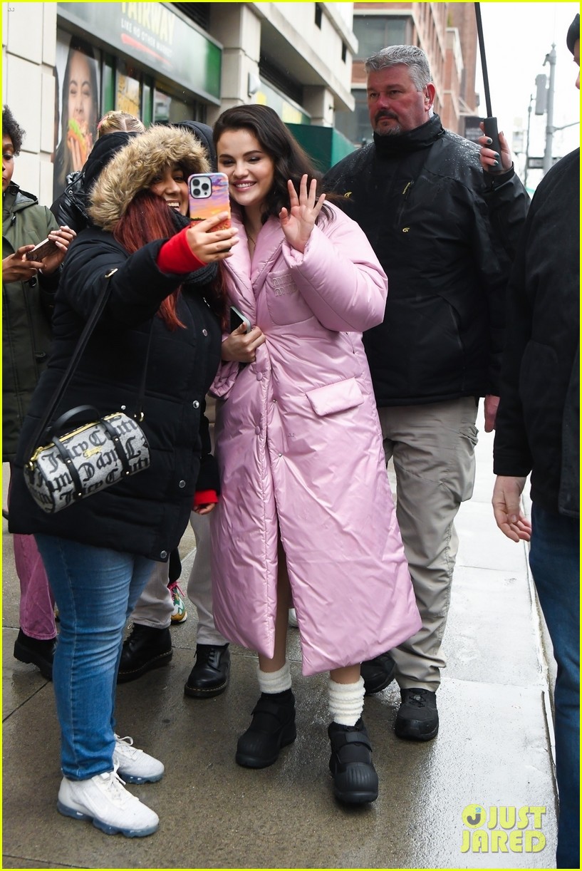 Selena Gomez Stops For Selfies With Fans During Rainy Day in NYC ...