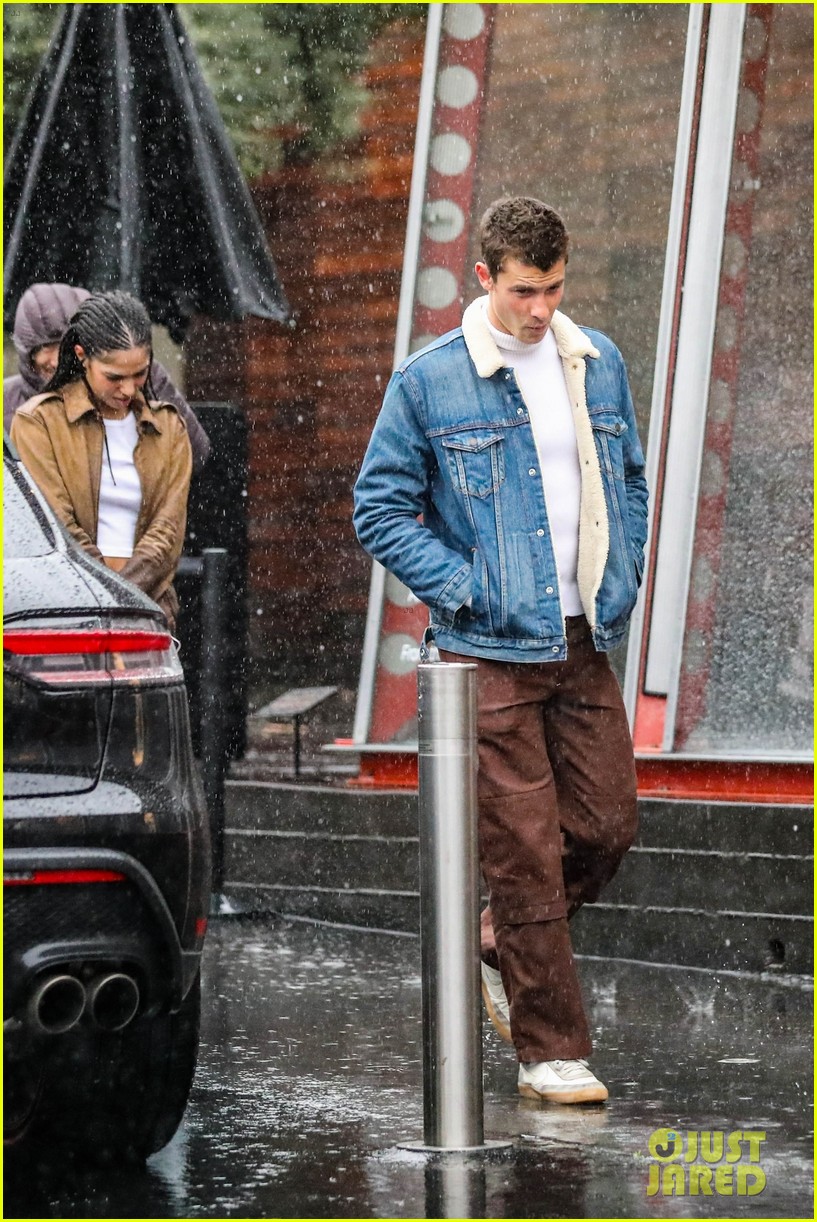 Shawn Mendes Braves Wet Weather for Fun Shopping Trip with Friends ...