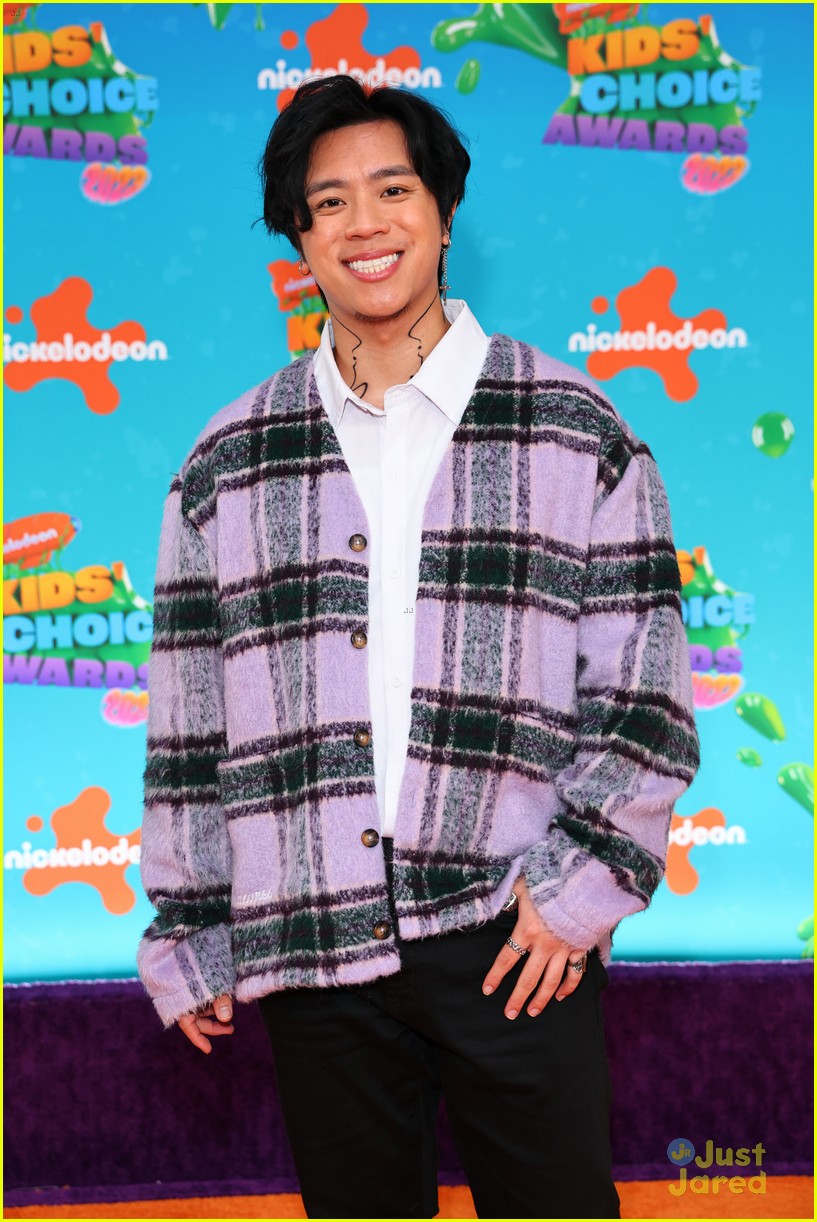 Josh Richards Shows Off New Pink Hair at Kids' Choice Awards 2023 ...