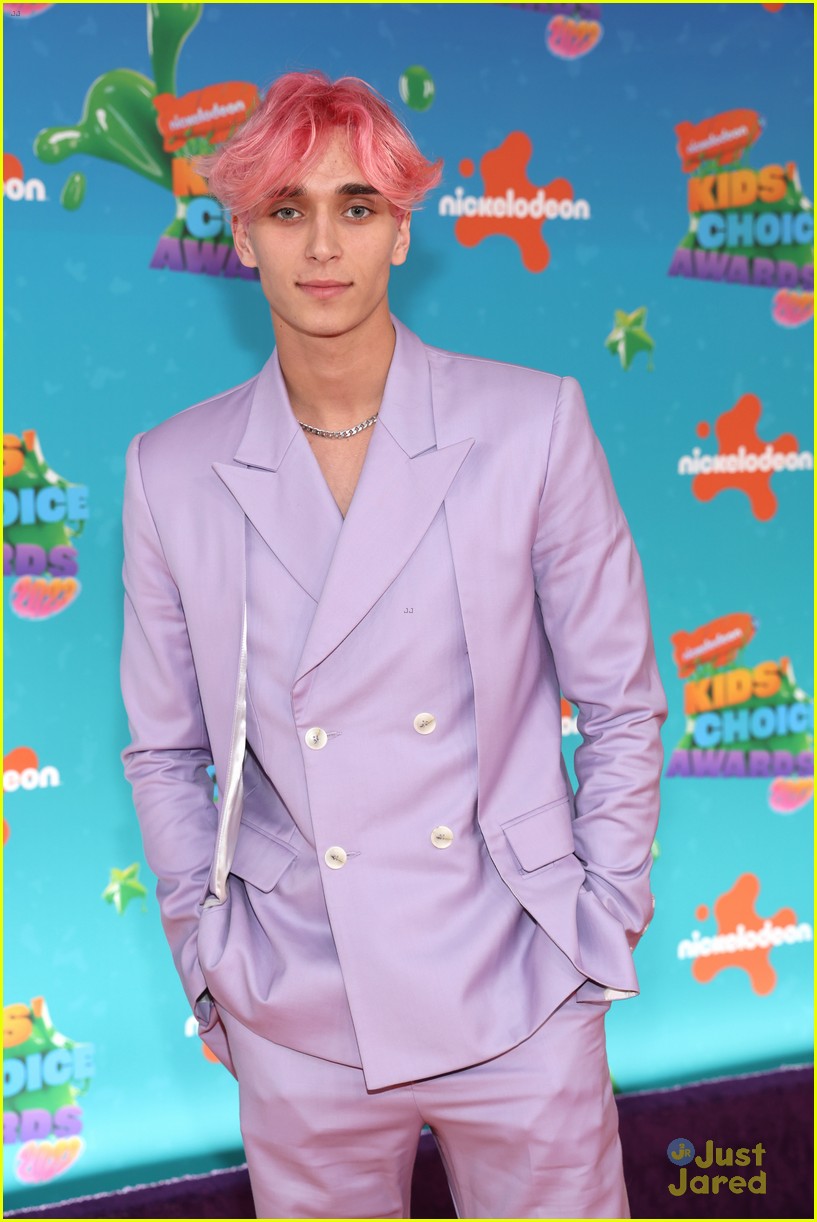 Josh Richards Shows Off New Pink Hair at Kids' Choice Awards 2023 ...