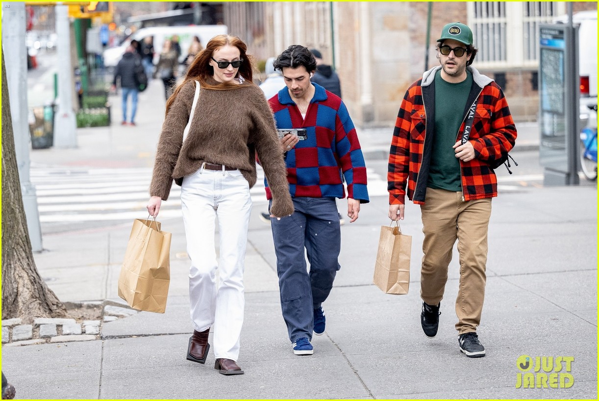 Sophie Turner & Mikey Deleasa Pull Hand Holding Prank on Joe Jonas ...
