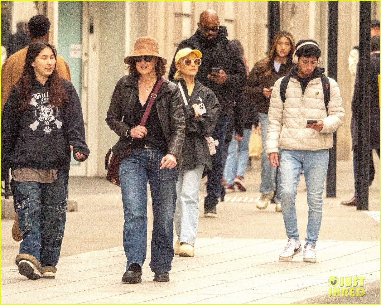 Ariana Grande Enjoys Time Off From 'Wicked' Filming to Do Some Shopping ...