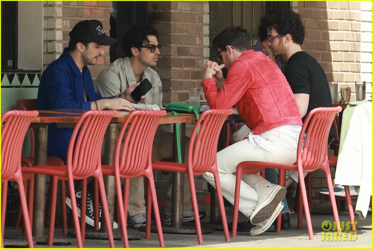 Jonas Brothers Meet Up with Friends for Lunch in L.A. | Photo 1375128 ...