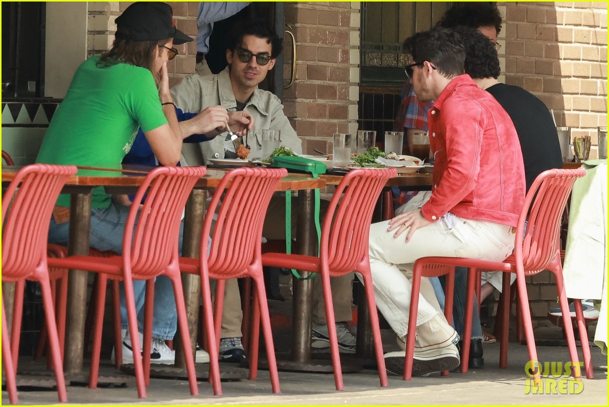 Jonas Brothers Meet Up with Friends for Lunch in L.A. | Photo 1375131 ...