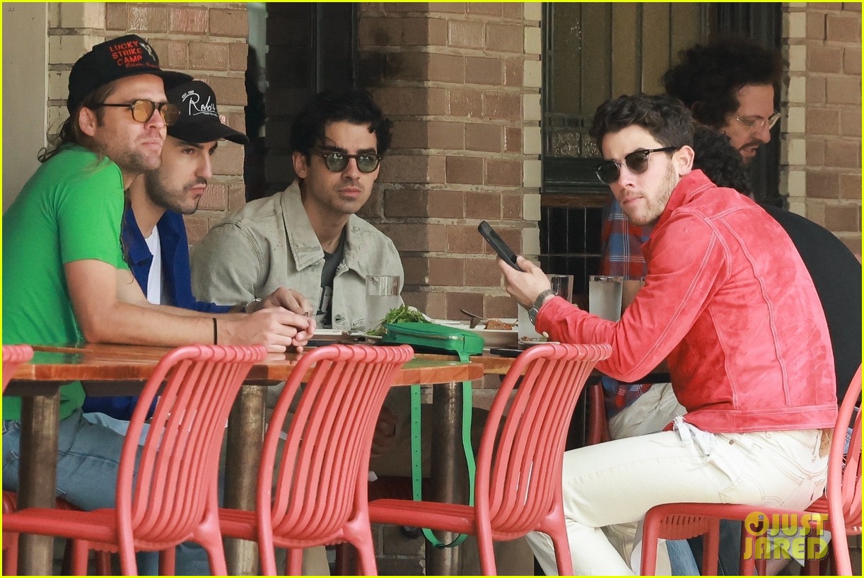 Jonas Brothers Meet Up with Friends for Lunch in L.A. | Photo 1375134 ...