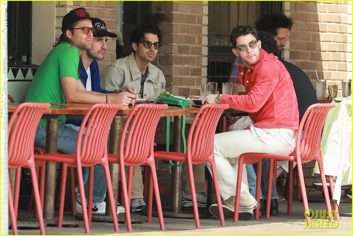 Jonas Brothers Meet Up with Friends for Lunch in L.A. | Photo 1375136 ...