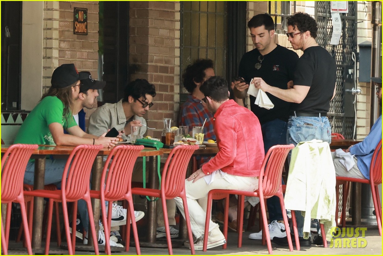 Jonas Brothers Meet Up with Friends for Lunch in L.A. | Photo 1375141 ...