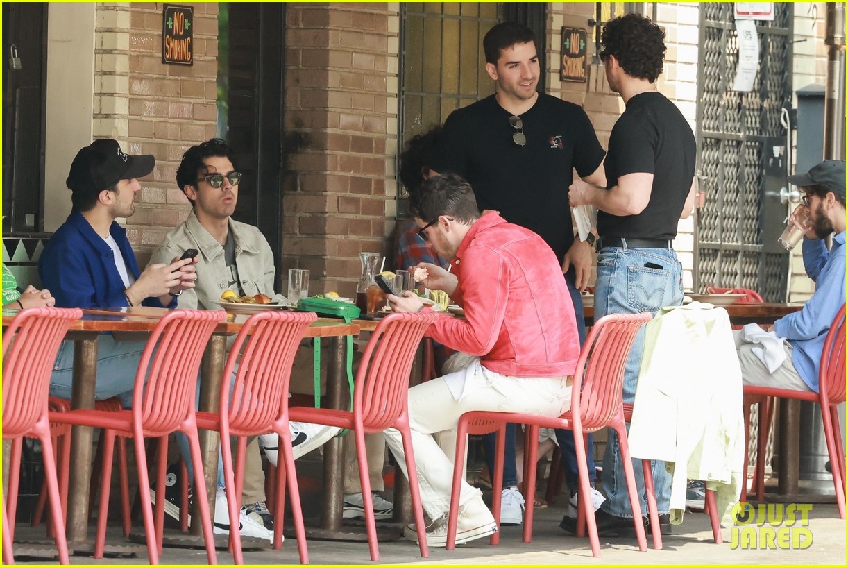Jonas Brothers Meet Up with Friends for Lunch in L.A. | Photo 1375142 ...