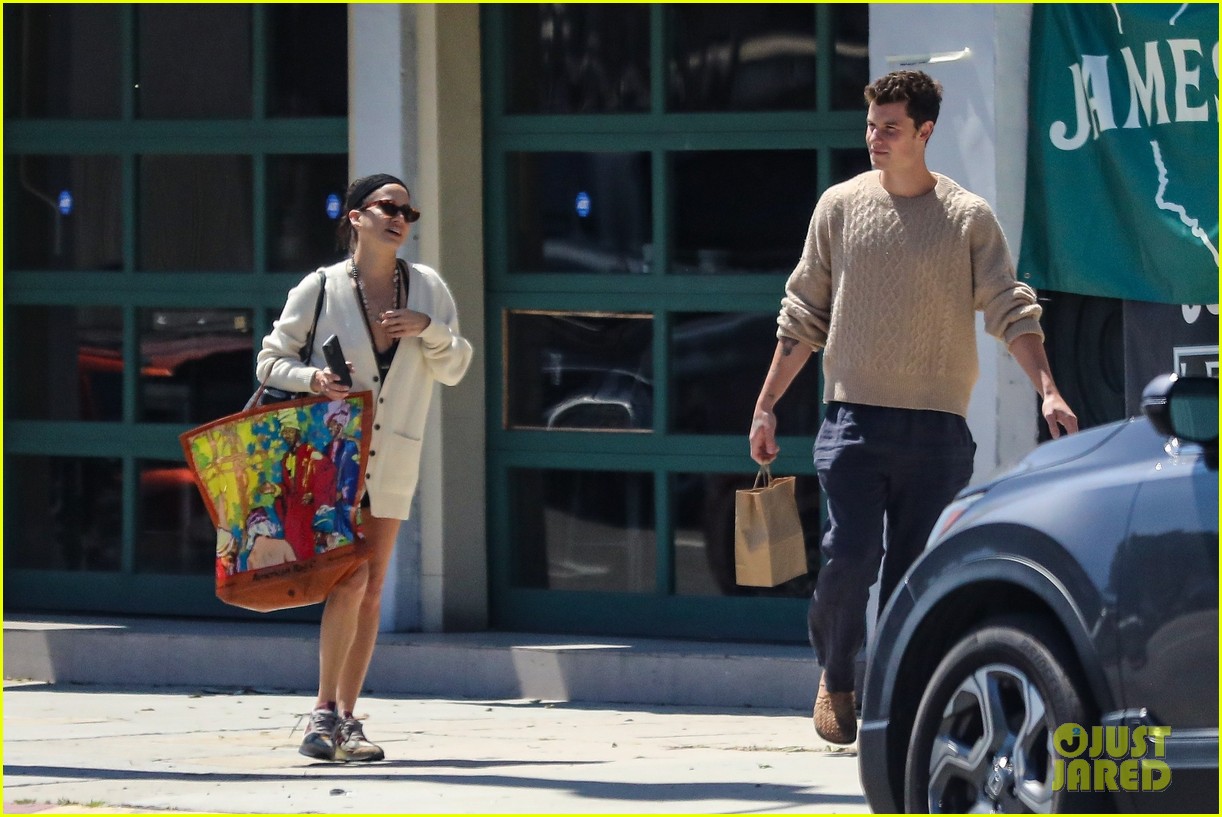 Shawn Mendes & Dr. Jocelyne Miranda Step Out for Something to Eat in ...