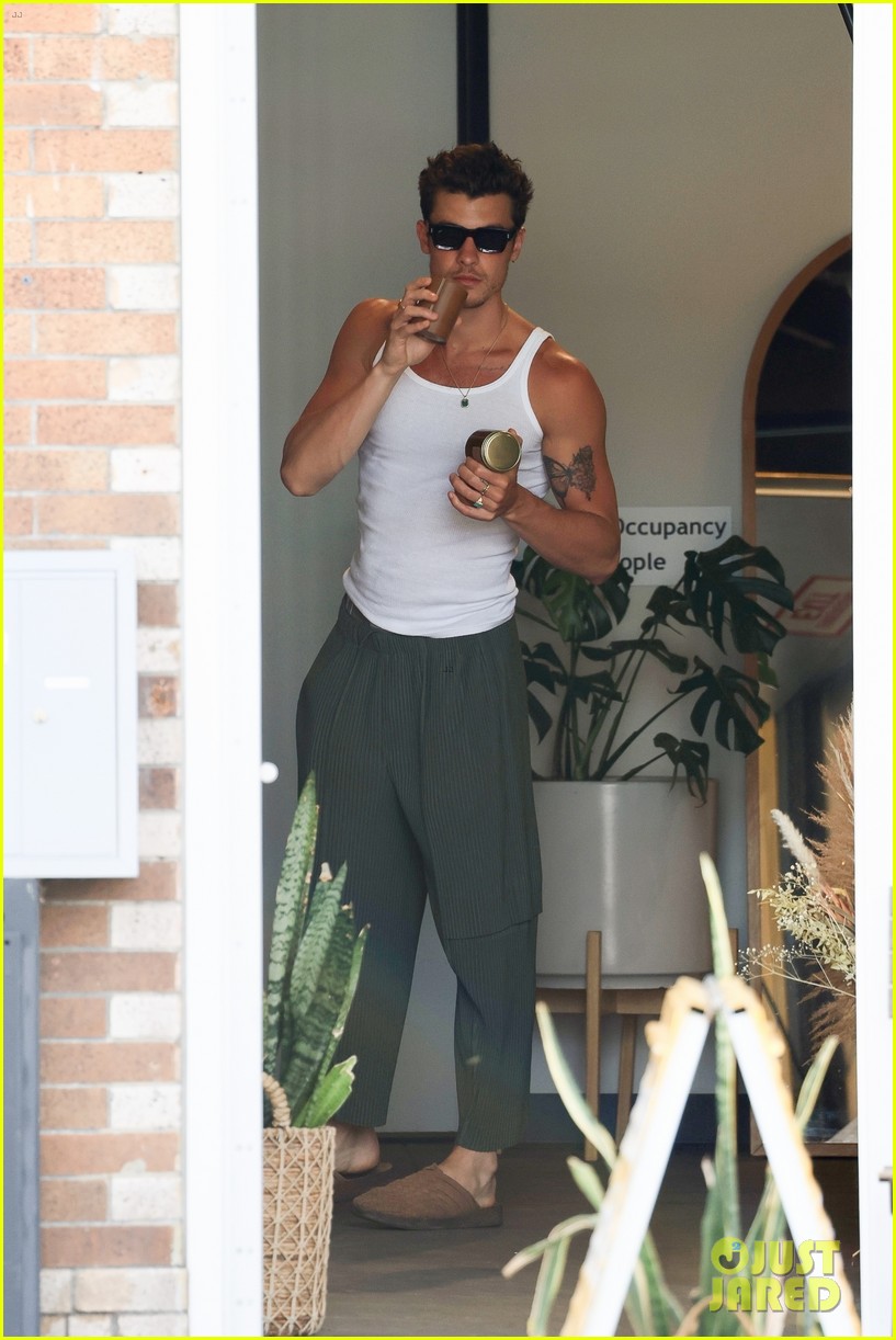 Shawn Mendes Spends the Afternoon Shopping in West Hollywood | Photo ...