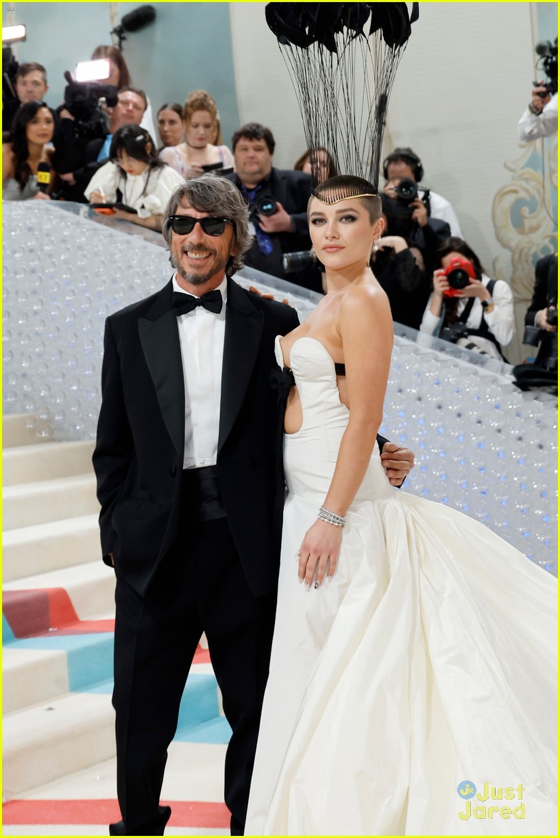 Florence Pugh Debuts Newly Shaved Head at Met Gala 2023 | Photo 1375770 ...