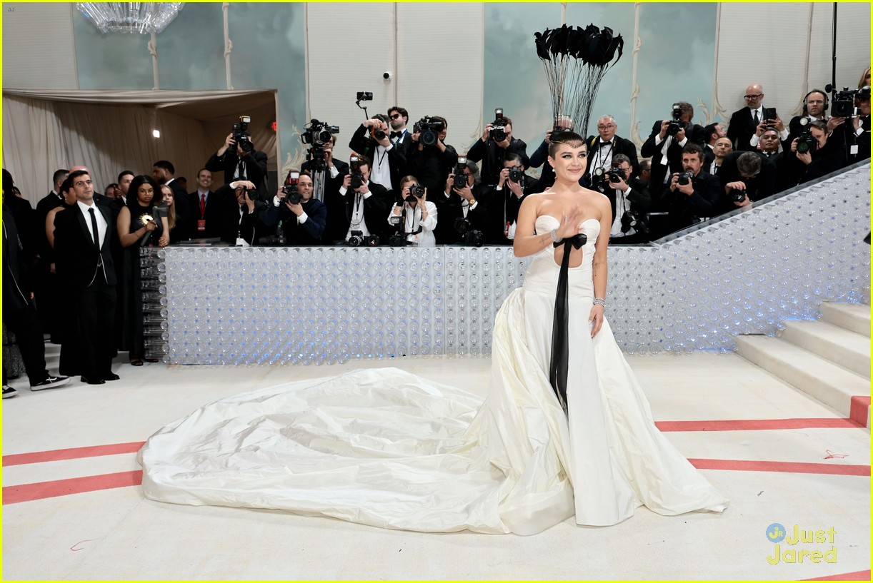 Florence Pugh Debuts Newly Shaved Head at Met Gala 2023 | Photo 1375775 ...