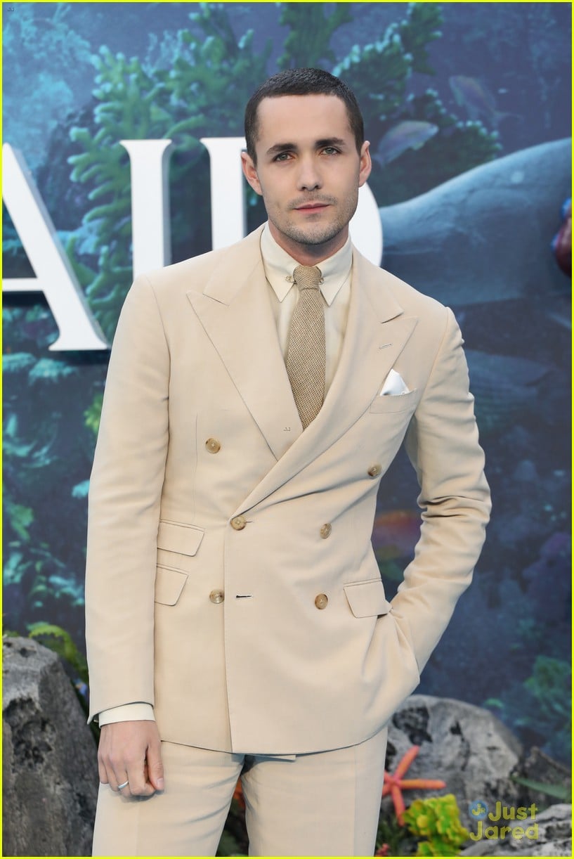 Halle Bailey Hugs Adorable Little Girl at 'The Little Mermaid' UK ...