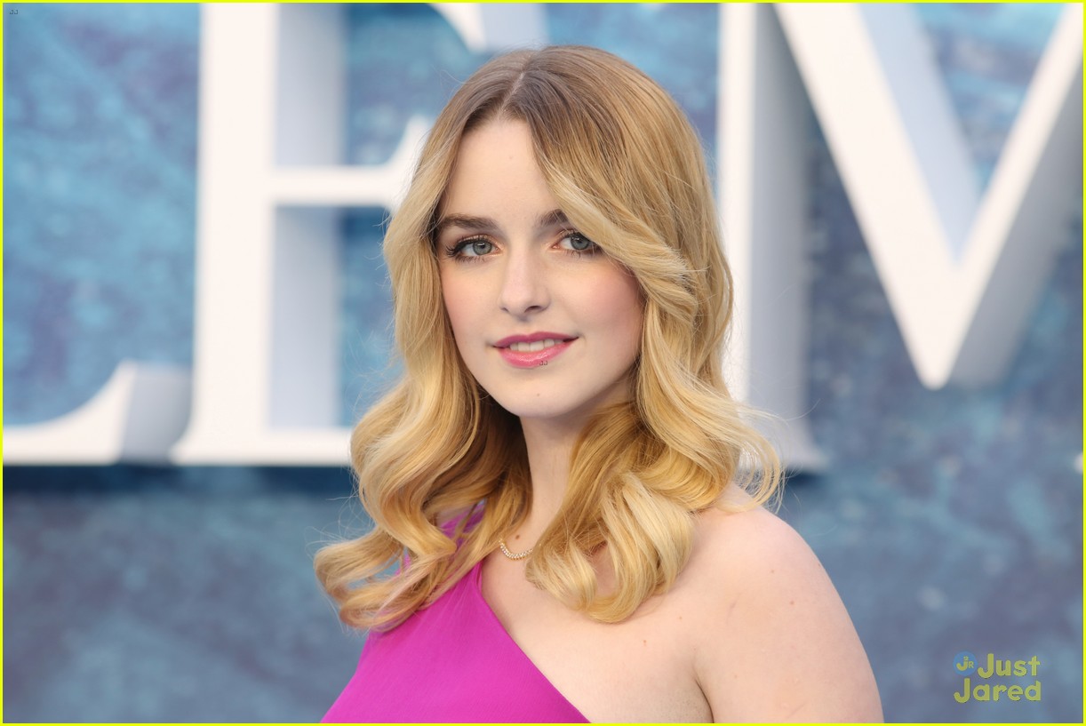 Halle Bailey Hugs Adorable Little Girl at 'The Little Mermaid' UK ...