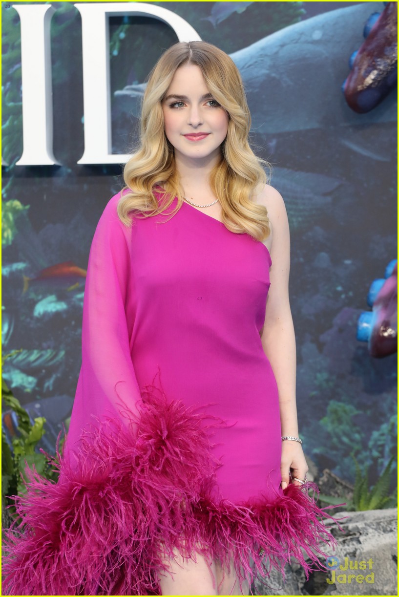 Halle Bailey Hugs Adorable Little Girl at 'The Little Mermaid' UK ...