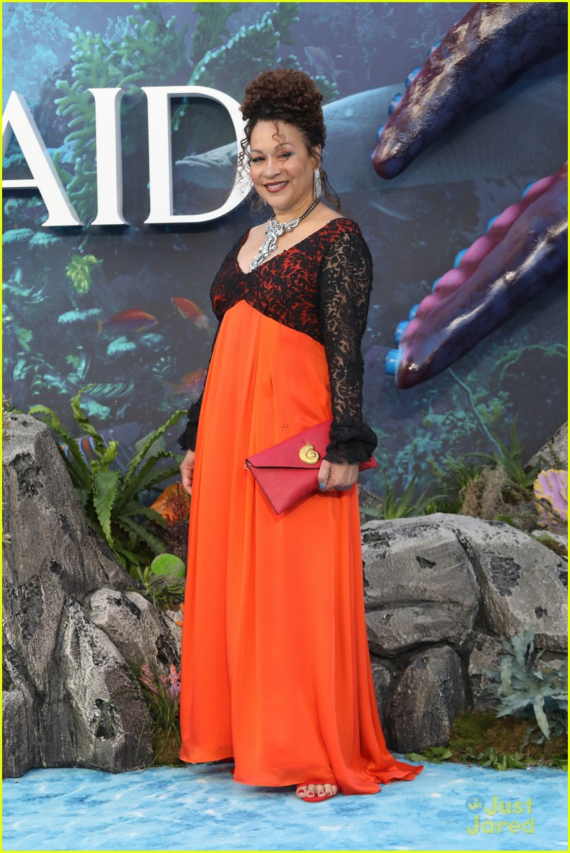 Halle Bailey Hugs Adorable Little Girl at 'The Little Mermaid' UK ...