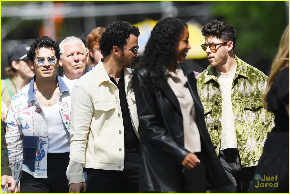Jonas Brothers Run Into Fan While Out In NYC Between Meetings | Photo ...