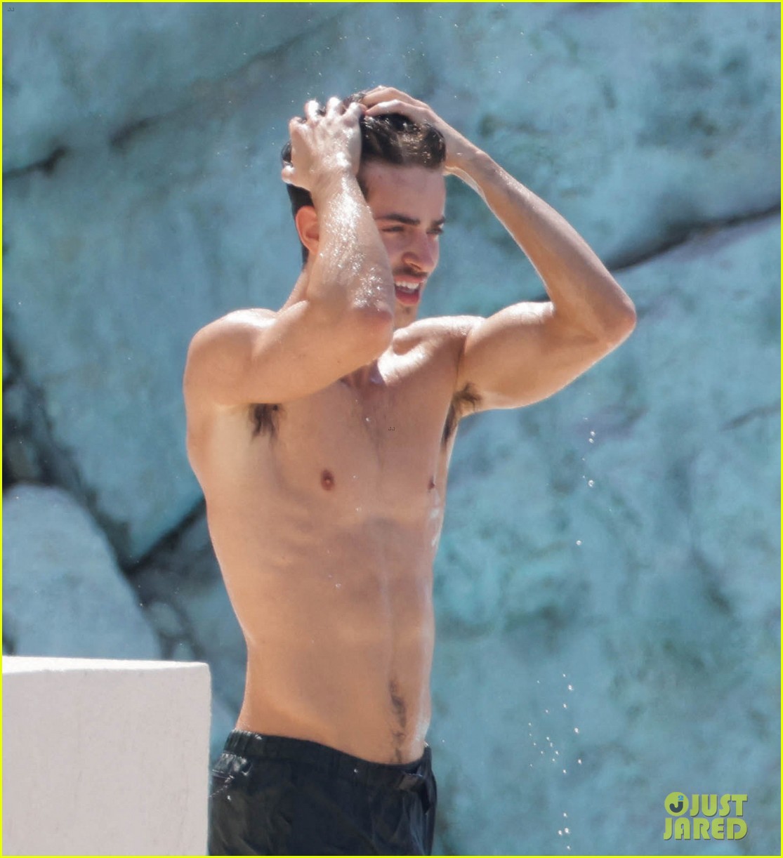 Manu Rios Goes Shirtless During a Cannes Beach Day! | Photo 1377569 - Photo Gallery | Just Jared Jr.