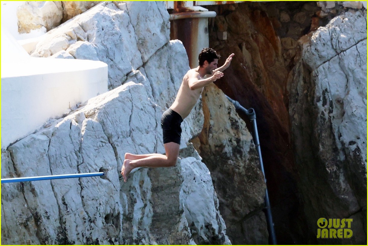 Manu Rios Goes Shirtless During a Cannes Beach Day! | Photo 1377587 ...