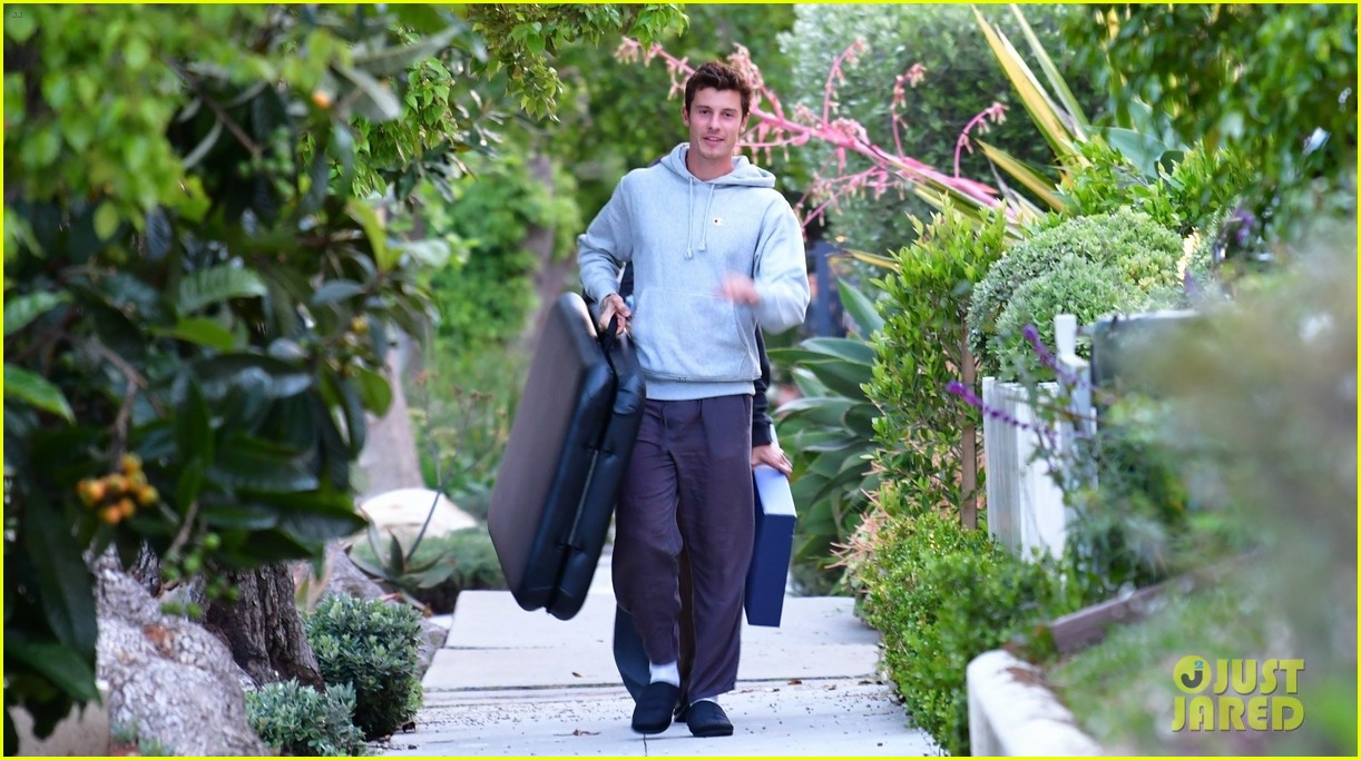 Shawn Mendes Hangs Out With Dr. Jocelyne Miranda After Spending Time ...