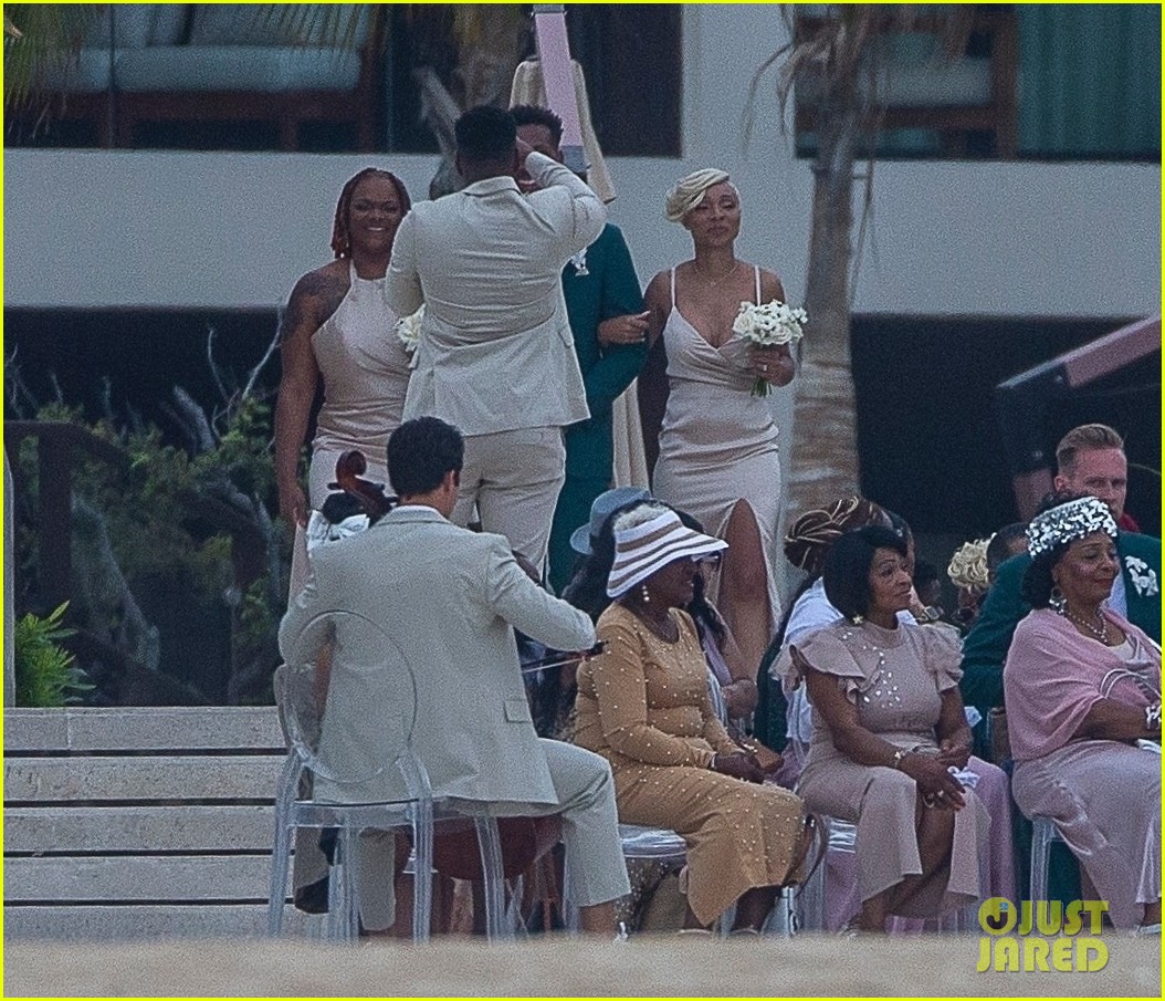 Simone Biles Weds Jonathan Owens In Cabo San Lucas Ceremony, 2 Weeks ...