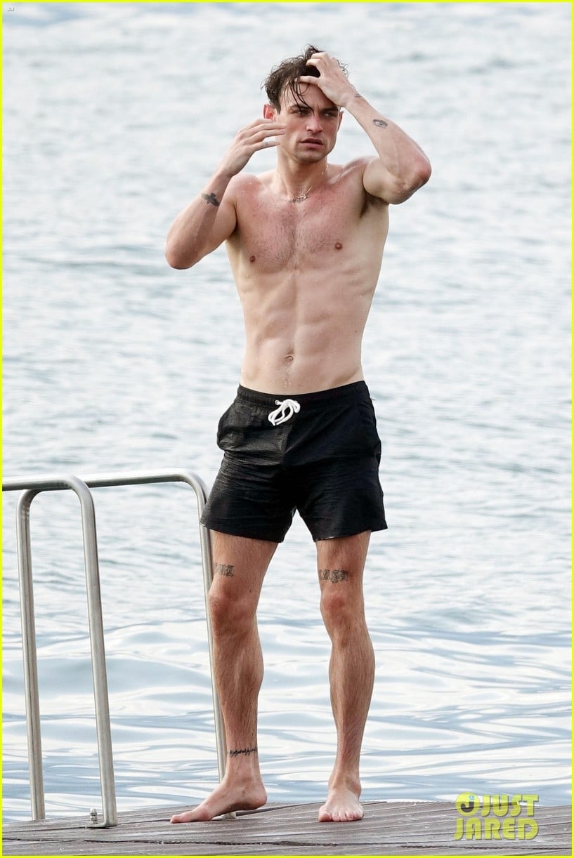 Thomas Doherty Soaks Up the Sun During Trip to Lake Como! | Photo ...