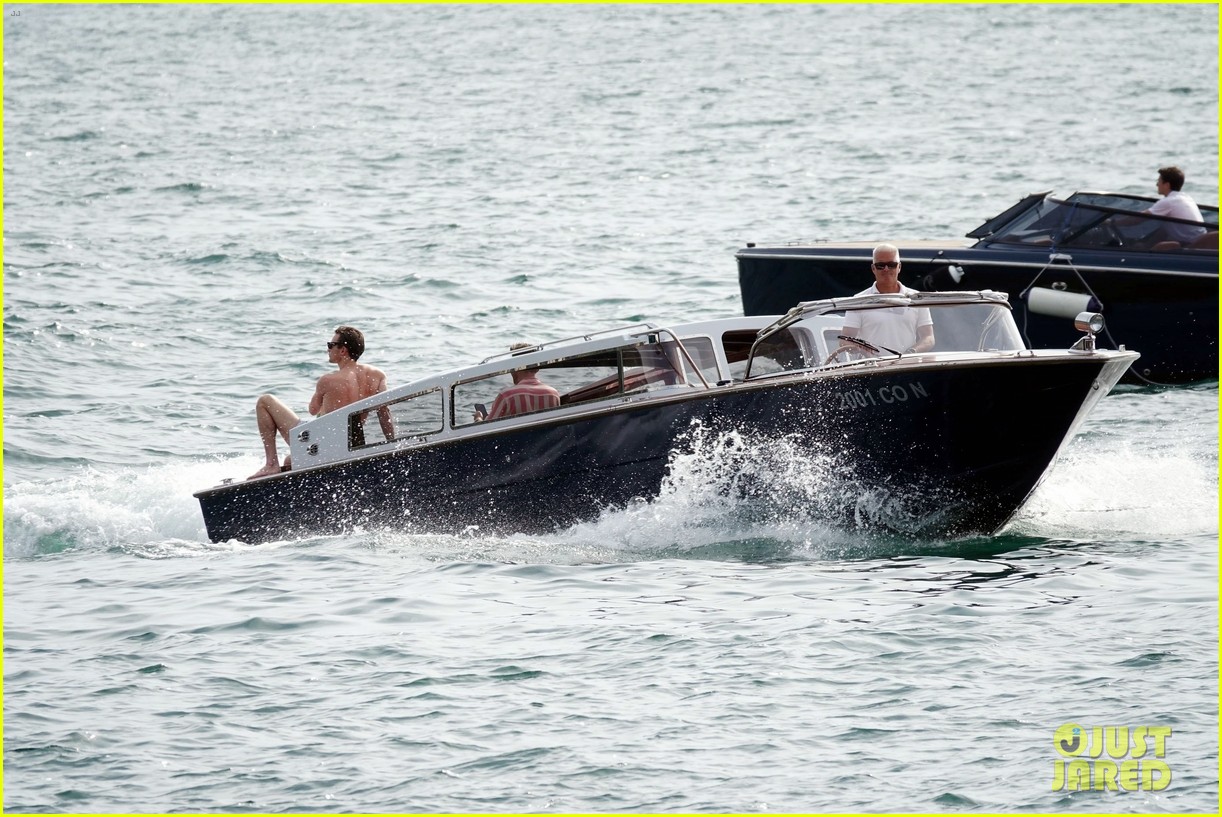Thomas Doherty Soaks Up the Sun During Trip to Lake Como! | Photo ...