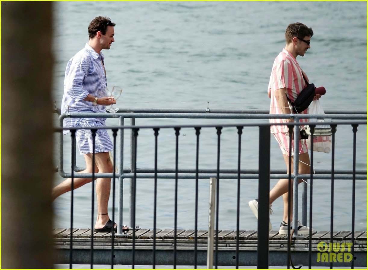 Thomas Doherty Soaks Up the Sun During Trip to Lake Como! | Photo ...