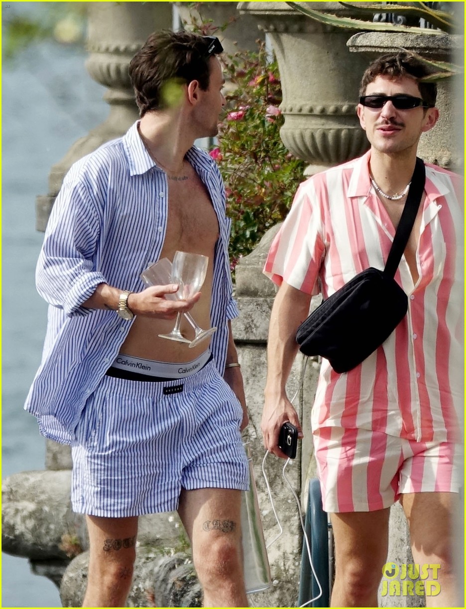 Thomas Doherty Soaks Up the Sun During Trip to Lake Como! | Photo ...