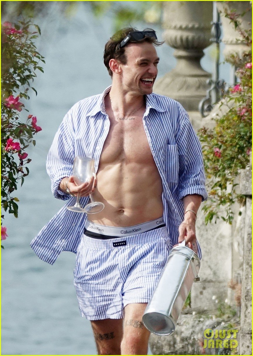 Thomas Doherty Soaks Up the Sun During Trip to Lake Como! | Photo ...