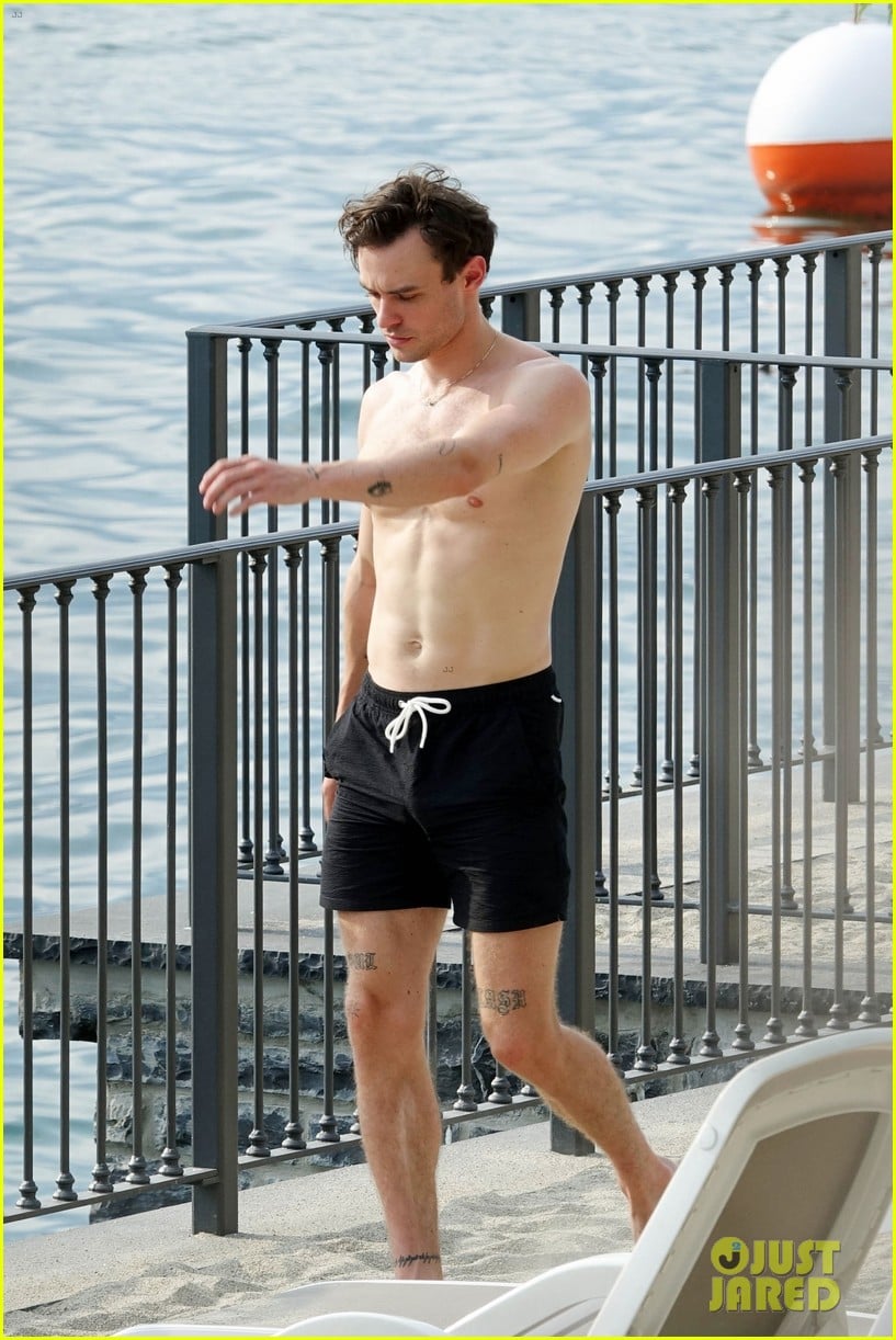 Thomas Doherty Soaks Up the Sun During Trip to Lake Como! | Photo ...